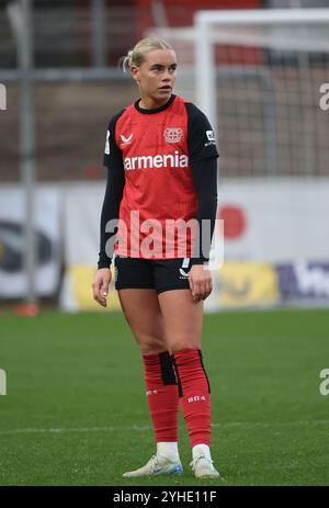Cornelia Kramer (Bayer 04 Leverkusen, #7), Annalena Rieke (SGS Essen ...