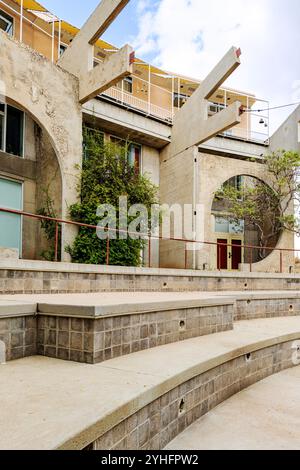 Arcosanti; experimental town exemplifies Arcology; combining ...