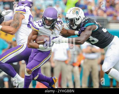 Minnesota Vikings Aaron Jones Sr. runs againstr the Dallas Cowboys at ...