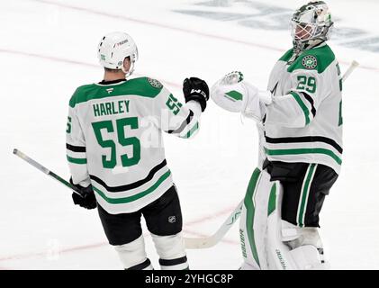 Dallas Stars goaltender Jake Oettinger (29) gloves a shot from Anaheim ...