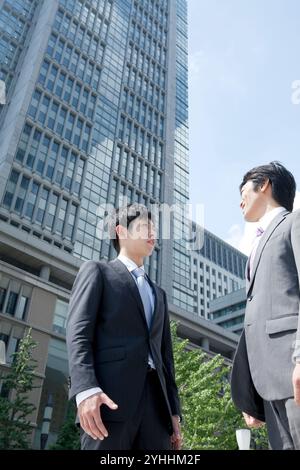 Boss and subordinate having a conversation Stock Photo - Alamy