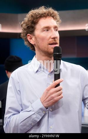 Louis Klamroth in der ARD-Talkshow hart aber fair im Studio Adlershof ...