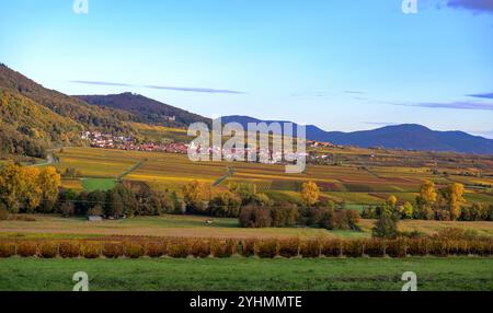 The village of Eschbach along Südliche Weinstrasse (Rhineland ...