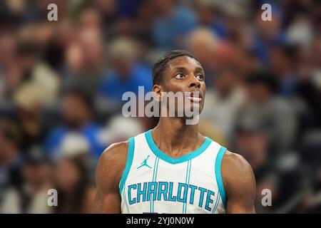 Charlotte Hornets' Moussa Diabate, center, shoots the ball against ...
