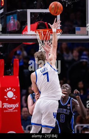 Kentucky forward Andrew Carr (7) shoots against Georgia center Somto ...