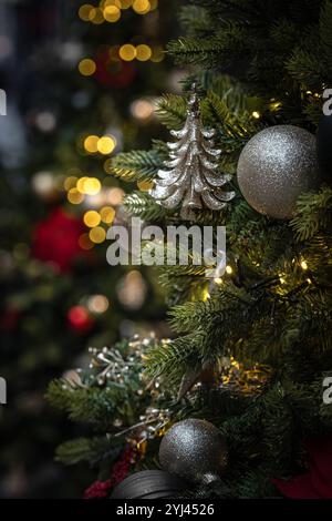 Weihnachtsbaum Geschmückter Tannenbaum in Hamburg, Deutschland ...