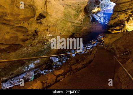 The main walkway heading below the cave entrance, Carlsbad Caverns ...