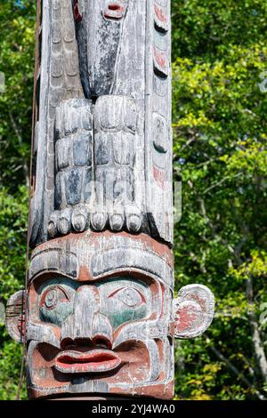 World's tallest totem pole and Traditional Big House, Alert Bay ...