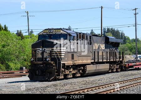 Stanwood, WA, USA - May 10, 2024; Norfolk Southern freight locomotive with train track and ...