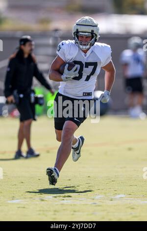 AFC tight end Brock Bowers (89), of the Las Vegas Raiders, and NFC ...