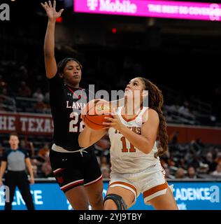 Texas forward Justice Carlton (11) beats South Carolina guard Raven ...