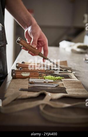 People picking up tools Stock Photo - Alamy