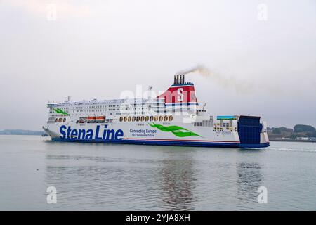 Stena Line Hollandica passenger car ferry leaving Harwich port in ...