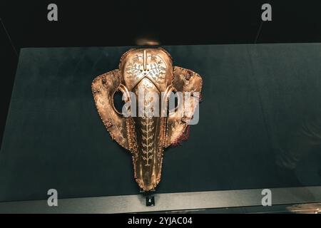 An armor for horse's head. (16th century), Topkapi Sarayi Museum ...