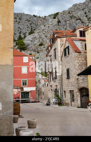 narrow street with stone buildings, Omis, Croatia Stock Photo - Alamy