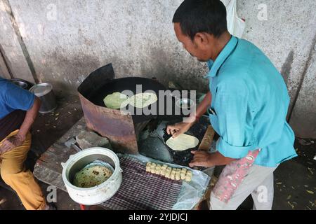 Man making chapatis at a food stall in Vadodara, Gujarat, India Stock ...