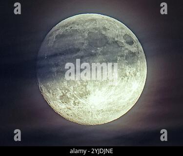 Glasgow, Scotland, UK. 14th November, 2025. UK Weather: Cloudyin the ...