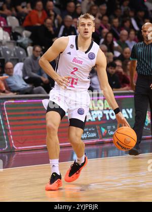 Sam Griesel (Telekom Baskets Bonn #2) mit Ball gegen Marcus Domask ...