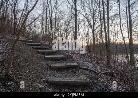 path through doe run lake Stock Photo - Alamy
