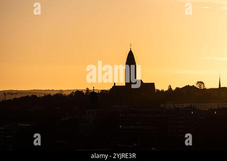 Gothenburg, Sweden - september 14 2022: Eriksbergskranen over apartment ...