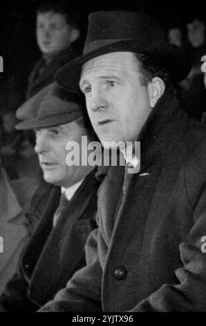 Wolverhampton Wanderers manager Stan Cullis and his players with League ...