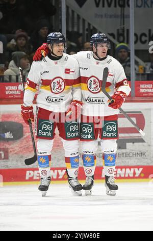 Kyle Cumiskey (Duesseldorfer EG, #16) kommt nicht an Leonhard Pfoederl ...