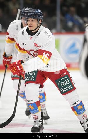 Kyle Cumiskey (Duesseldorfer EG, #16) am Puck, GER Duesseldorfer EG vs ...