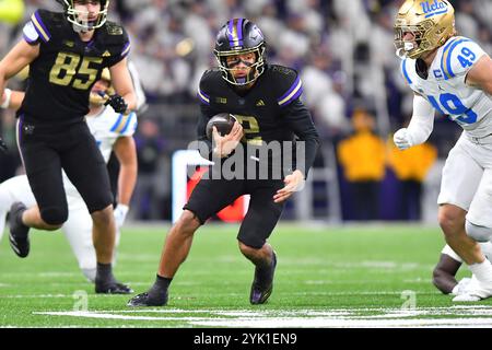 Washington quarterback Demond Williams Jr. (2) carries the ball near ...