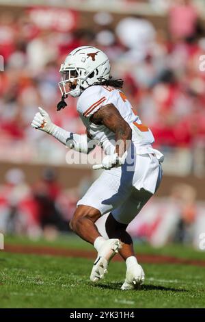 Texas defensive back Jaylon Guilbeau (3) celebrates with linebacker Ty ...