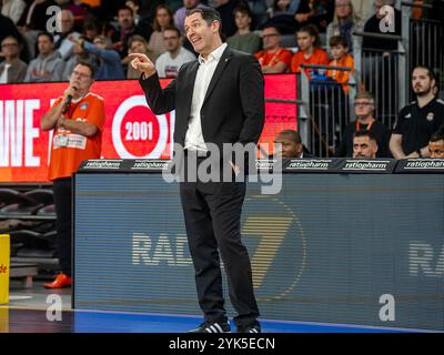 Ty Harrelson, Headcoach (Ratiopharm Ulm) hat gute Laune, Ratiopharm Ulm ...