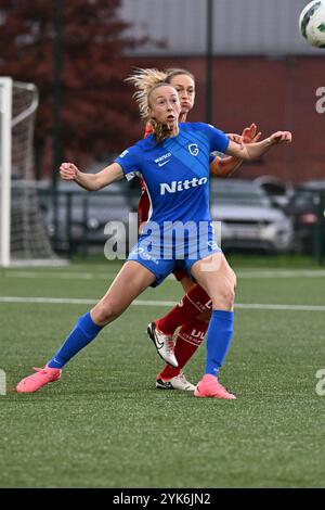 Lisa Petry (9) of Genk and Pauline Windels (5) of Zulte-Waregem ...