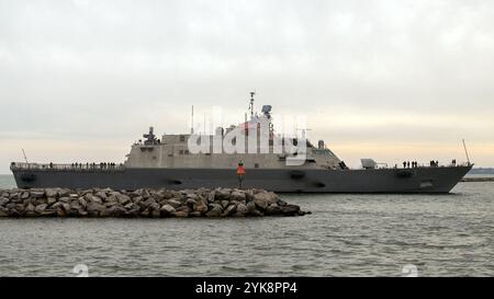 USS Beloit (LCS 29) arrives in Milwaukee for its commissioning ceremony ...