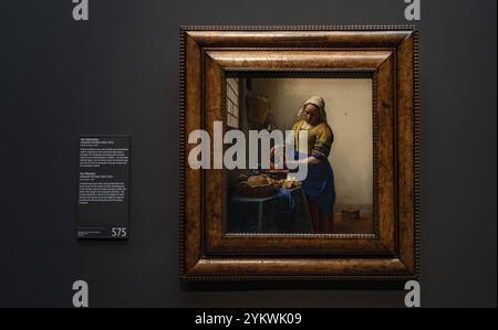 Rijksmuseum - Gallery of Honour - The Milkmaid Stock Photo - Alamy