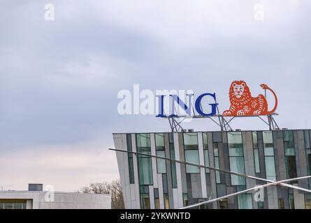 A picture of the ING Bank logo atop an office building Stock Photo - Alamy
