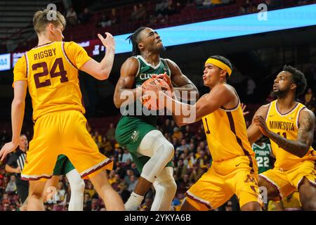 Minnesota guard Isaac Asuma (1) drives past Illinois guard Dra Gibbs ...
