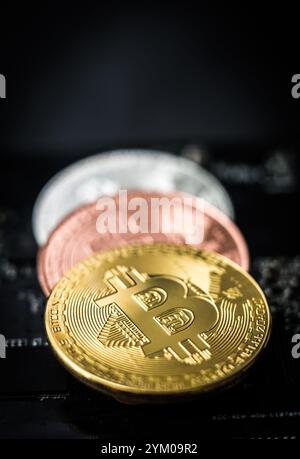 Golden bitcoin on dark background. Bitcoin cryptocurrency. 3D rendering ...
