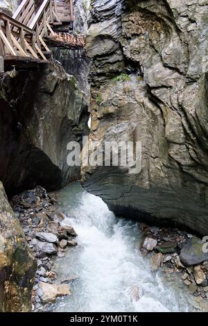 Walk through the impressive Sigmund Thun Klamm in Austria, very cold ...