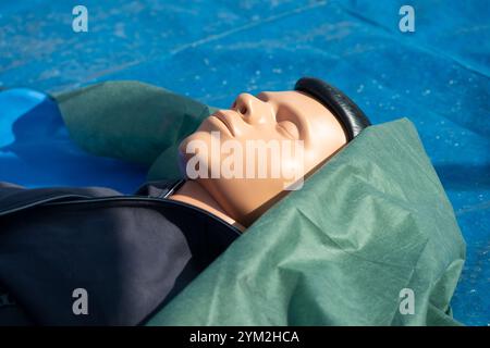 Paramedic Demonstrates Dummy Patient Stock Photo - Alamy