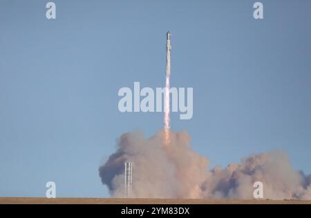 The SpaceX Heavy booster launches the Starship spacecraft on its ninth ...