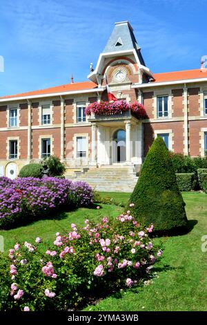 FRANCE. GIRONDE (33). MEDOC. SOULAC. RED BRICK BUILDING, PLACE DES ...
