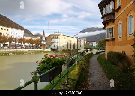 The river Traun with its esplanade and heritage buildings in Bad Ischl ...