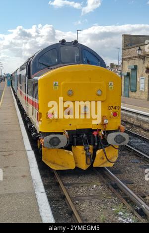 37419 at Lowestoft top and tailing DRS coaches Stock Photo - Alamy