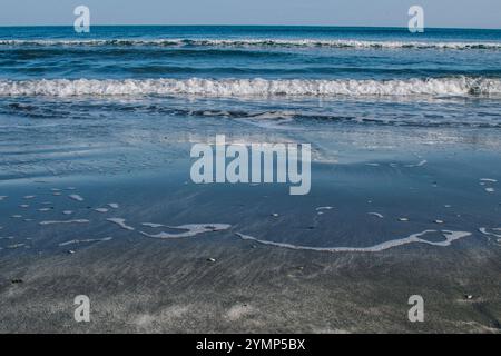 the clear blue sea washes the shore Stock Photo - Alamy