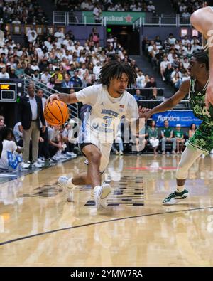 North Carolina guard Elliot Cadeau (3) passes the ball against Wake ...