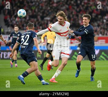 Zweikampf, Aktion Nick Woltemade VfB Stuttgart (11) gegen Konrad Laimer FC Bayern Muenchen FCB ...