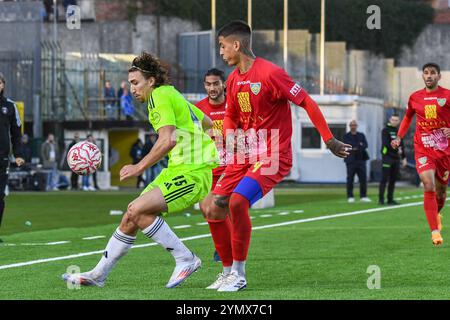 Julian Illanes Minucci (Carrarese) hampered by Tjas Begic (Frosinone ...