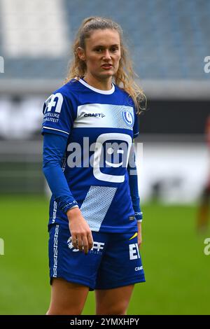 Emma Van Britsom (8) of AA Gent Ladies and Laura Vervacke (20) of Zulte ...