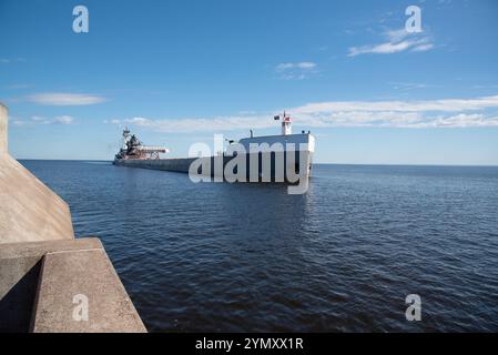 Great Lakes freighter, Maumee, pulling into the Duluth, Minnesoata ...