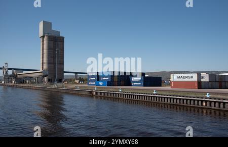 Duluth port facility and grain silos Stock Photo - Alamy