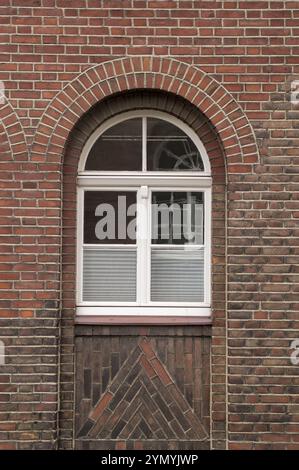 Large mullioned window on a 100-year-old building Stock Photo - Alamy